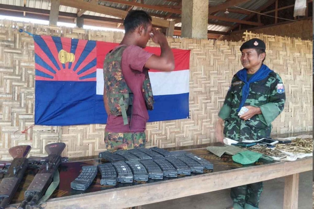 သိန်ခွန်းတိုက်ပွဲအတွင်း စစ်ကောင်စီတပ်သား ၁၂ ဦး KNU တပ်မဟာ၄ ထံလက်နက်နှင့်အတူ ခိုလှုံ - Dawei Watch