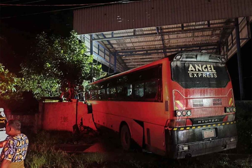 ရန်ကုန်-မြိတ် ယာဥ်လိုင်းမှ Express ကားတစ်စီး မတော်တဆမှုဖြစ်ပြီး ယာဥ ...